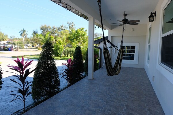 Charming Home With Beautiful Backyard Near Downtown - Fort Myers, FL