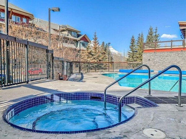 Iconic Mountain Views 2br/2bth/pool/hottub/bbq - Canmore