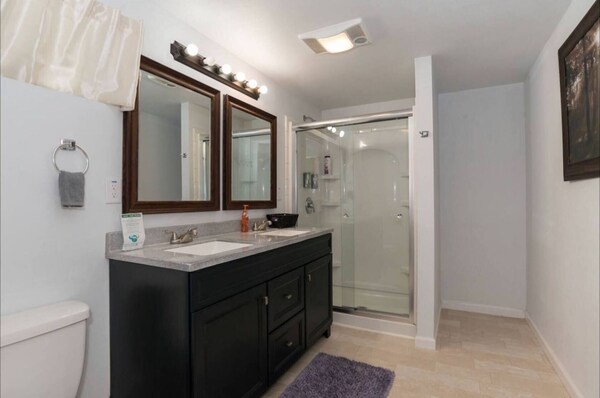 Affordable Studio, Pet Friendly, Near Airport - Tacoma, WA