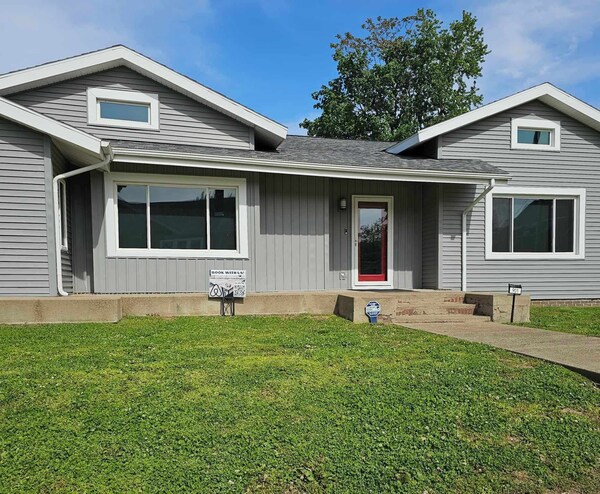 Corner Bungalow: Newly Renovated, Spacious & Open, Central & Convenient. - Henderson, KY