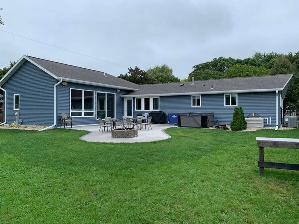 Across The Street From Lambeau! Remodeled 5 Bedroom House With Big Backyard! - Green Bay, WI