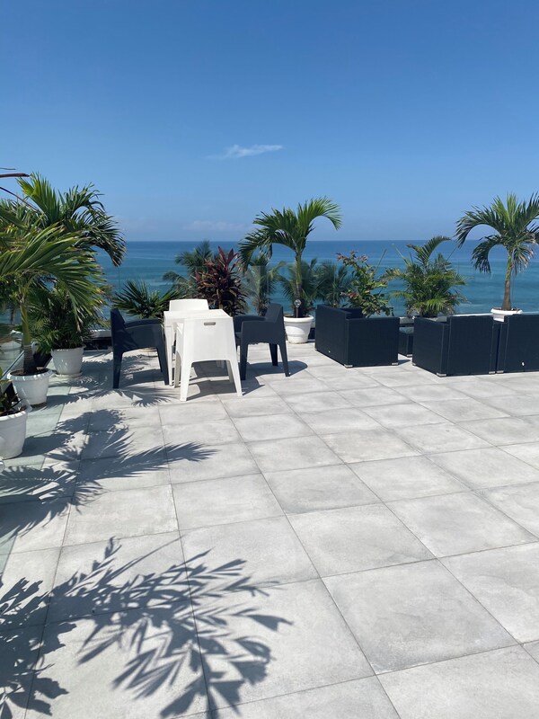 Modern Beachfront Luxury In Monrovia - Monrovia