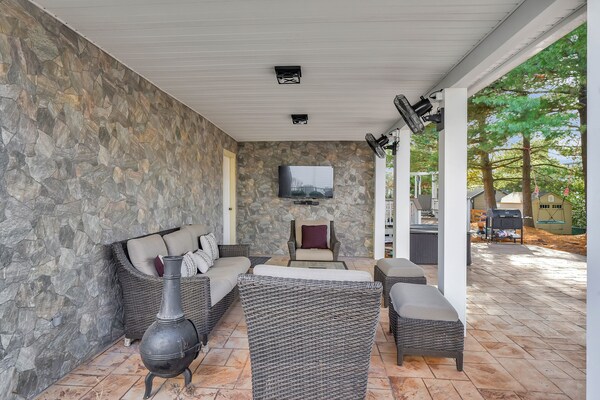 Dulles Luxury: Movie Theater, Grill, Gazebo ! - Manassas, VA
