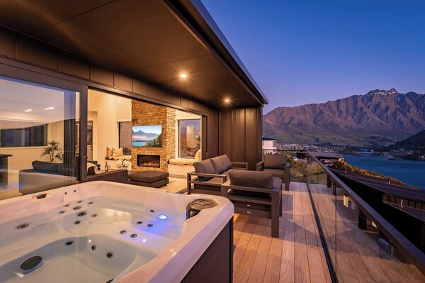 Summit Escape, Hot Tub, Fireplace, Bbq, Ac & Views - South Island