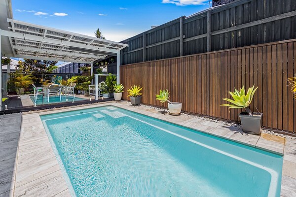 Premium 4-bed Coastal Escape With Bbq And Pool - Coolum Beach