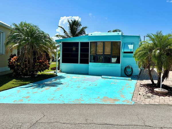 Adorable 1 Bedroom 1 Bath Beach Bungalow Just Steps From The Ocean! Fully Equipped Open Kitchen. - Caribe