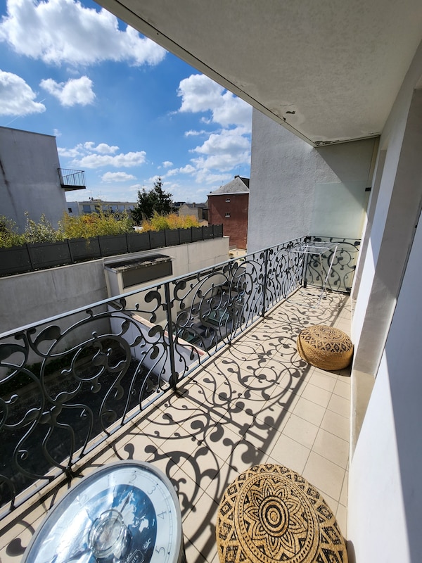 At The Foot Of The Cinema And Downtown Chartres - 呂塞