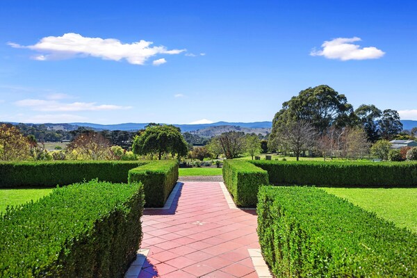 Hubbard Hill Yarra Glen Oasis: 4-bdrm Home With Pool & Stunning Valley Views - Yarra Glen