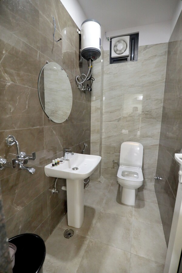 This Room Features A Spacious King-sized Bed, Designed For Maximum Comfort - Kanpur