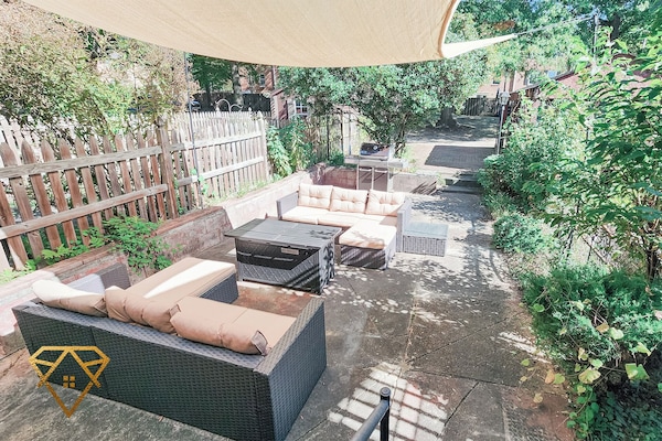 Colonial Luxe: Old Town W/ Firepit, Espresso Bar, Parking - Alexandria, VA
