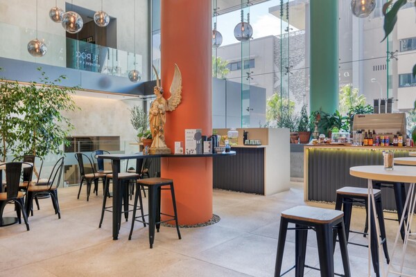 Mountain And Seaview Apartment In De Waterkant Strand Street - Camps Bay