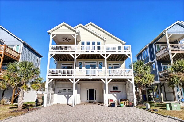 Escape To Surf City: Views, Hot Tub, & Beachside Charm - Surf City, NC