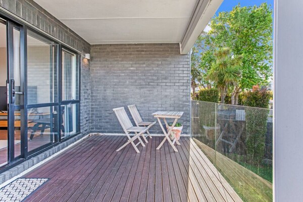 The Base Guest Suite With Wi-fi And Deck - Auckland