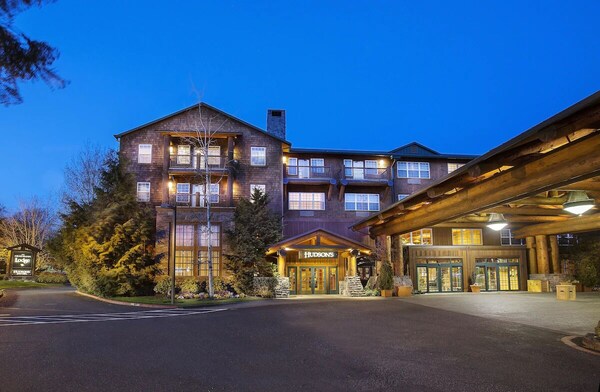 Discover Comfort At This Lodge W/ Gorgeous Lobby & Friendly Staff, Heated Pool - Portland, OR