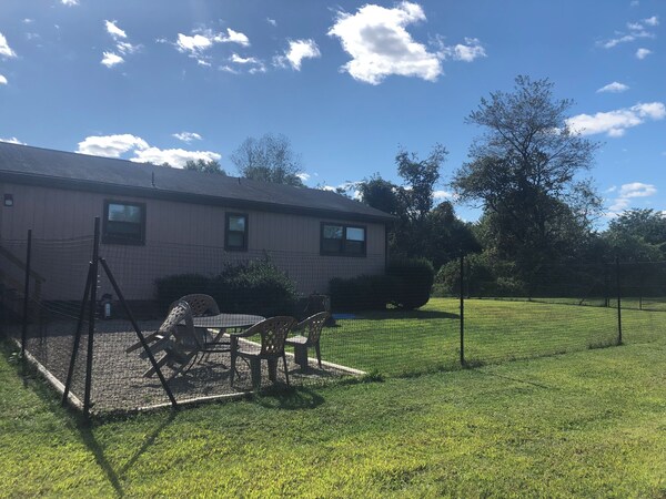 Apache - Dog Friendly Fenced Yard Chalet - Franklin Hill Vineyards, Bangor
