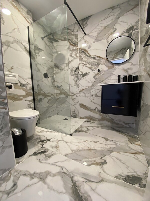 Luxurious 2-bedroom Apartment In Vibrant Cape Town City, With Mountain Views - Camps Bay
