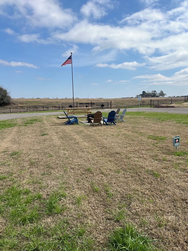 Cabin Unit 2 Of 6 With 1 Bedroom And Wifi, Ac In Serene Paige - Carousel, Giddings