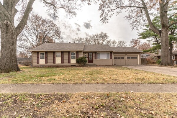 Charming 3-bedroom House, Convenient Location Overland Park - Overland Park, KS
