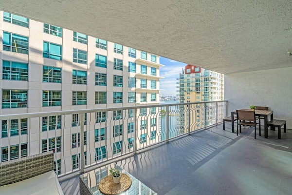 Waterfront & City Lights  1-br W/ Free Parking - マイアミ