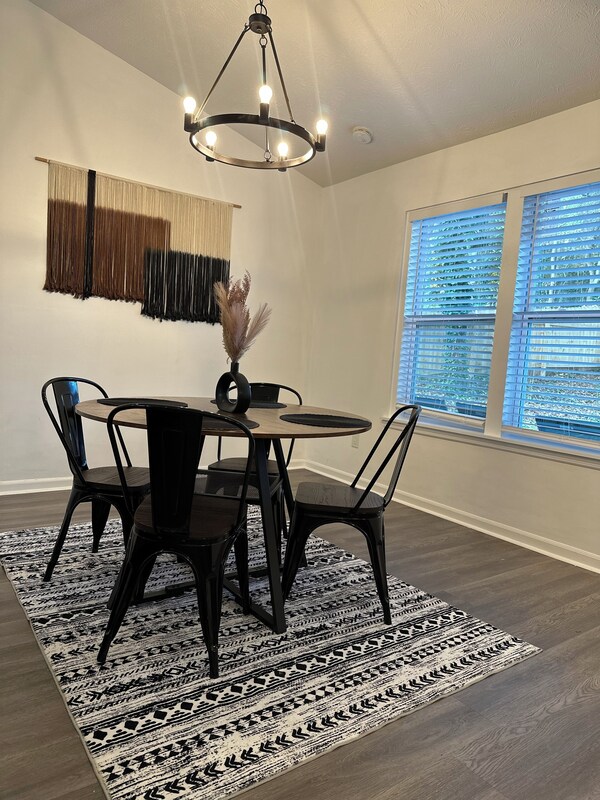 Charming 3-bedroom House Pet Friendly - ストーン・マウンテン, GA