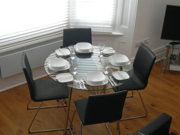 High Street Suites 3 - Ventnor Apartment Close To Amenities With Own Parking - Isle of Wight
