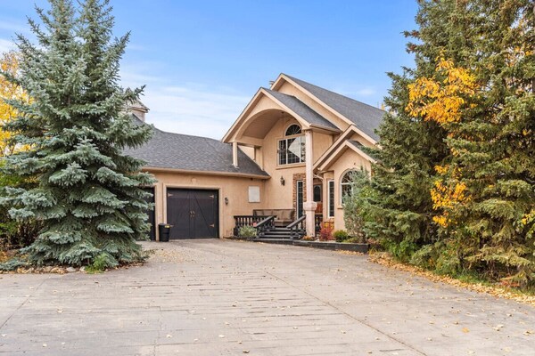 Country Escape - Acreage Home With Park - Okotoks