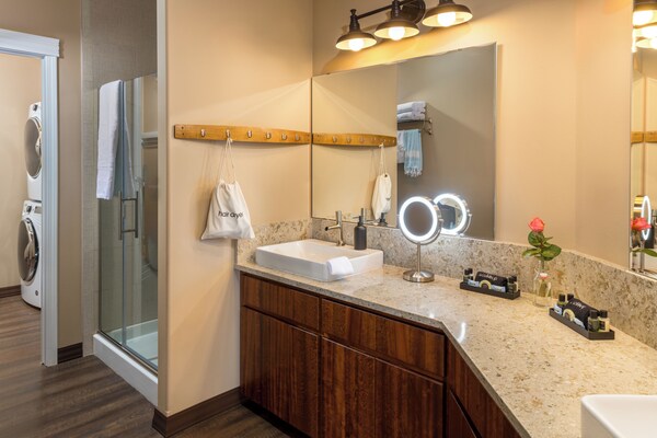 Modern One Bedroom In Quiet Lakeside Retreat Near Wineries, Dock, Boats And More! - Washington State