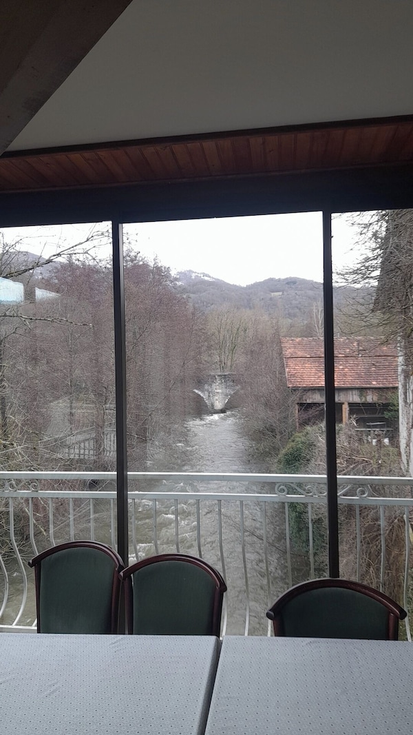 Une Auberge Rien Que Pour Vous !\Ngrand Espaces Communs \Naux Pieds Des Montagnes - Ariège