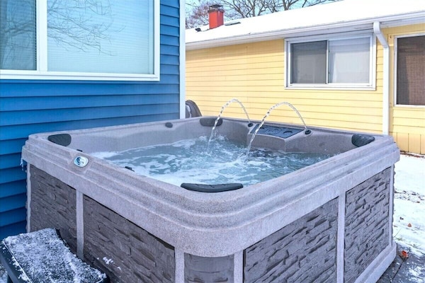 Cozy Winter Retreat W/ Hot Tub & Lakefront Views - Hastings, MI