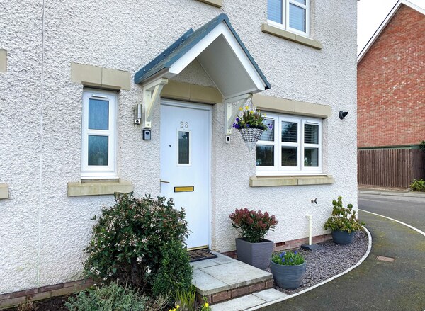 4 Bedroom Townhouse Close To Abergavenny Which Comfortably Sleeps Up To 8 Guests - Abergavenny