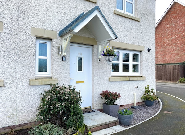 4 Bedroom Townhouse Close To Abergavenny Which Comfortably Sleeps Up To 8 Guests - Abergavenny