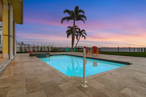 Stunning River View, Heated Pool & Spa - Million Dollar View - Roelens - Cape Coral, FL