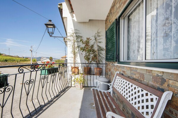 Room 'Quarto 2 - Jesus' With Mountain View, Wi-fi And Air Conditioning - Pinhão