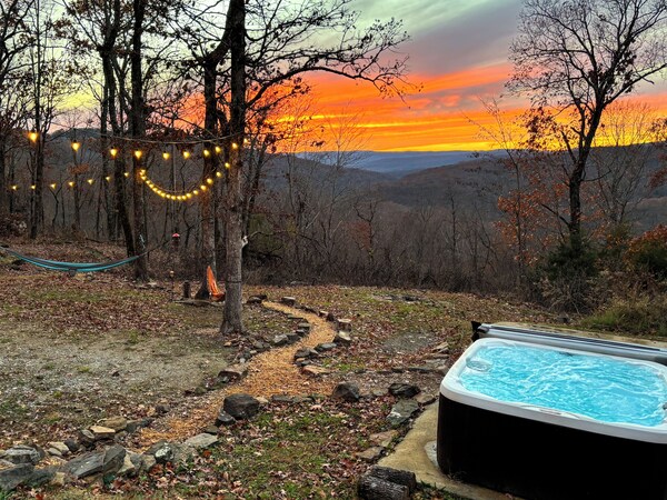 Sundance Cabin - Private Ozark Mountain Retreat - Hot Tub & Valley Views! - Devil's Den State Park, Winslow