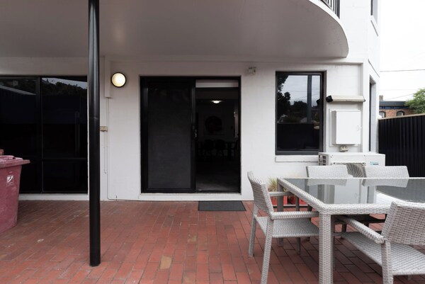City Retreat With Parking - Riverside