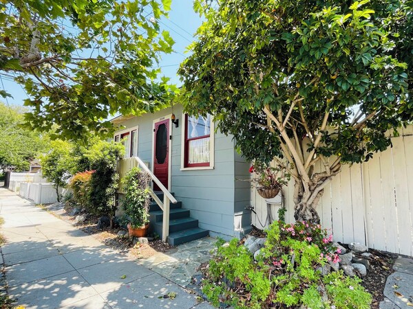 Victorian Bungalow: 2 Bd + Parking + Private Garden - Los Angeles, CA