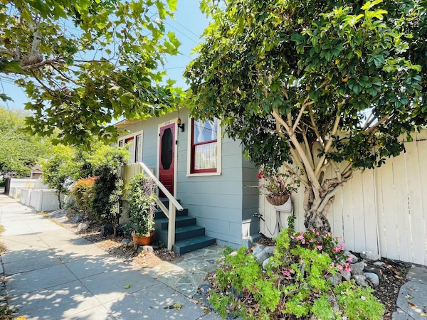 Victorian Bungalow: 2 Bd + Parking + Private Garden - Los Angeles, CA