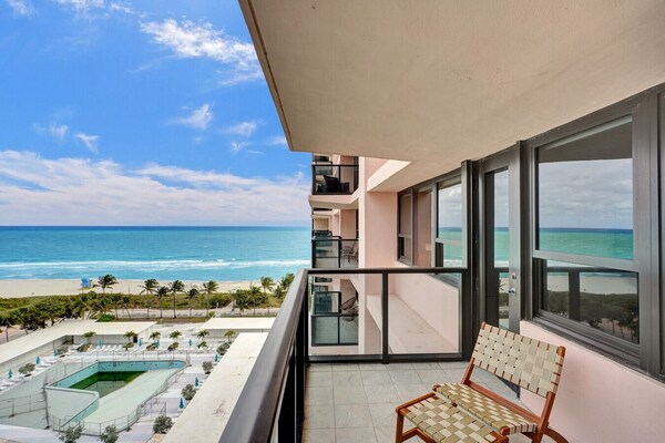 Chic 2-bedroom Condo With Beach Service & Gym - 1210 - Miami Beach, FL