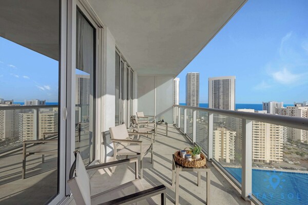 Stylish Apartment Pool & Balcony - Hallandale Beach, FL