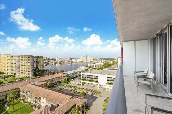 Modern Apartment 2br- Balcony, Pool, Gym - Hallandale Beach