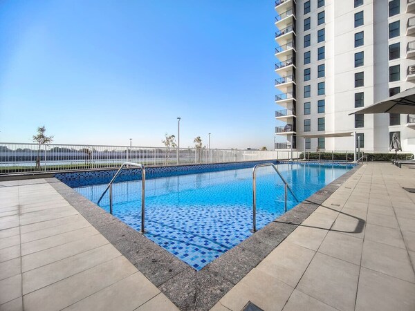 Bright & Spacious 2br With Gym, Pool & Balcony - Aéroport d'Abou Dabi (AUH)