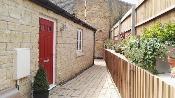 Anvil Bungalow Stamford. Character 2 Bedroom Home With Parking. Central Location - Rutland