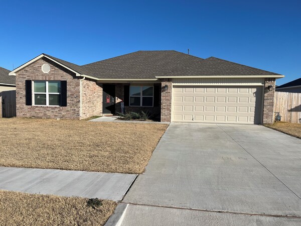 Suburban Retreat With Cozy Comforts - Bixhoma Lake, OK