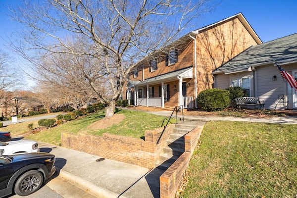 Spacious Golf Course Townhouse - High Point, NC