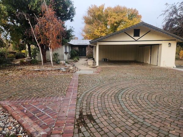 2 Acres 3 Bed 3.5 Bath On The Sacramento River. - Red Bluff, CA