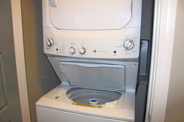 2-bedroom Apartment In W. Des Moines. Close To Jordan Creek Mall, Dmu, Top Golf - West Des Moines, IA