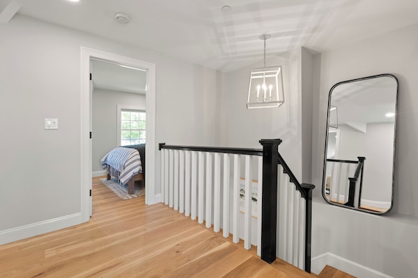 2 Bed, 1.5 Bath Stunning Apartment, Central Andover Location - Andover, MA