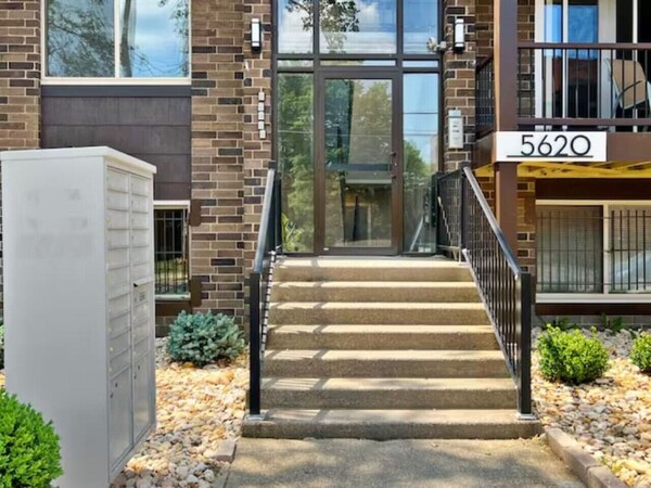Modern 2br East Liberty Apt | Parking  Smart Tv  Cmu - Monroeville, PA