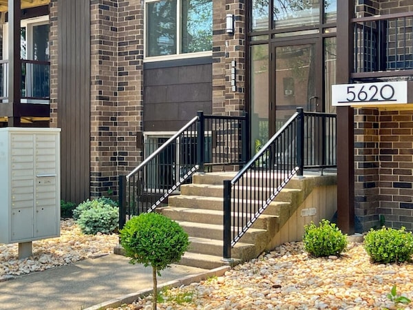Stylish 1br East Liberty Apt | King Bed  Parking - Carnegie Mellon University, Pittsburgh