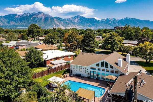 Spacious Salt Lake Retreat With 3 Bed, 3 Bath, Private Pool, Garage Parking + - West Jordan, UT